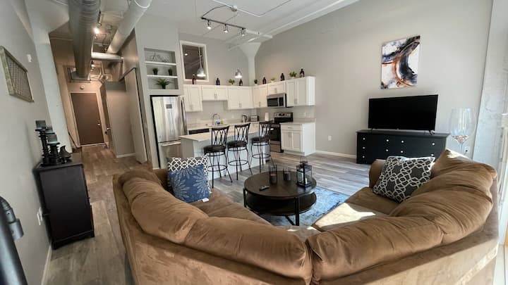 Luxury Balcony Near Xcel Regions - By R7 Lofts 205 - 세인트폴
