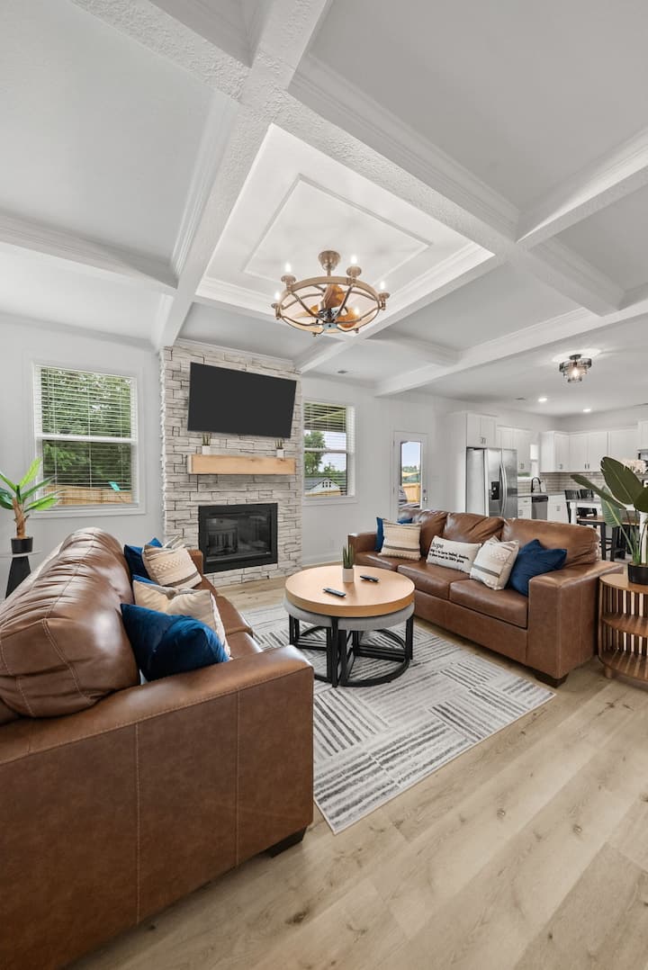 Contractor Team Lodge: Parking, Hot Tub, Sleeps 16 - Clarksville, TN