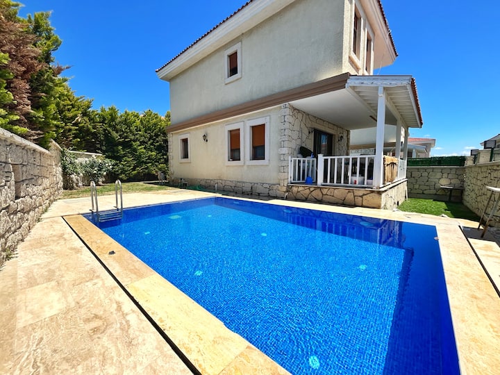 Alaçatıda Müstakil Havuzlu Villa - Alaçatı