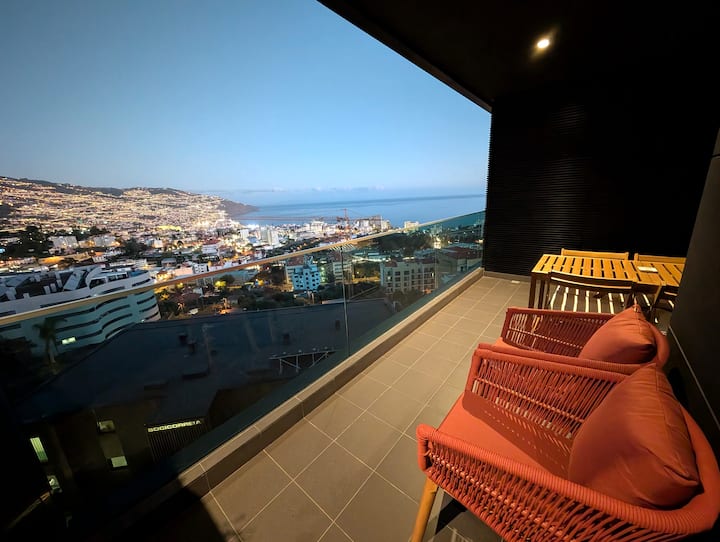 Sky-high Elegance, Top-floor Ocean - Sunrise Views - Funchal