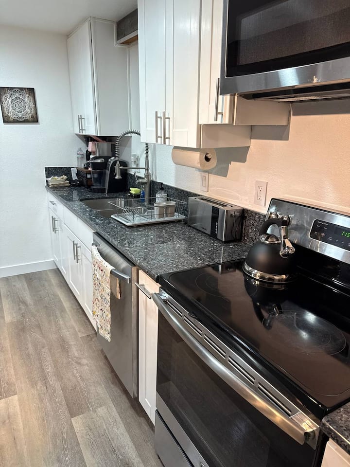 Cozy 2bd 0.5 Mi From Downtown Sacramento - Sacramento, CA