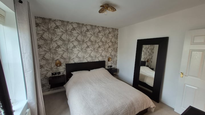 King-sized Bedroom With En Suite - Cardiff
