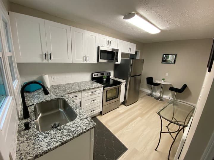 Simsbury Cape Entire Home W/ Yard - Brignole Vineyards, East Granby