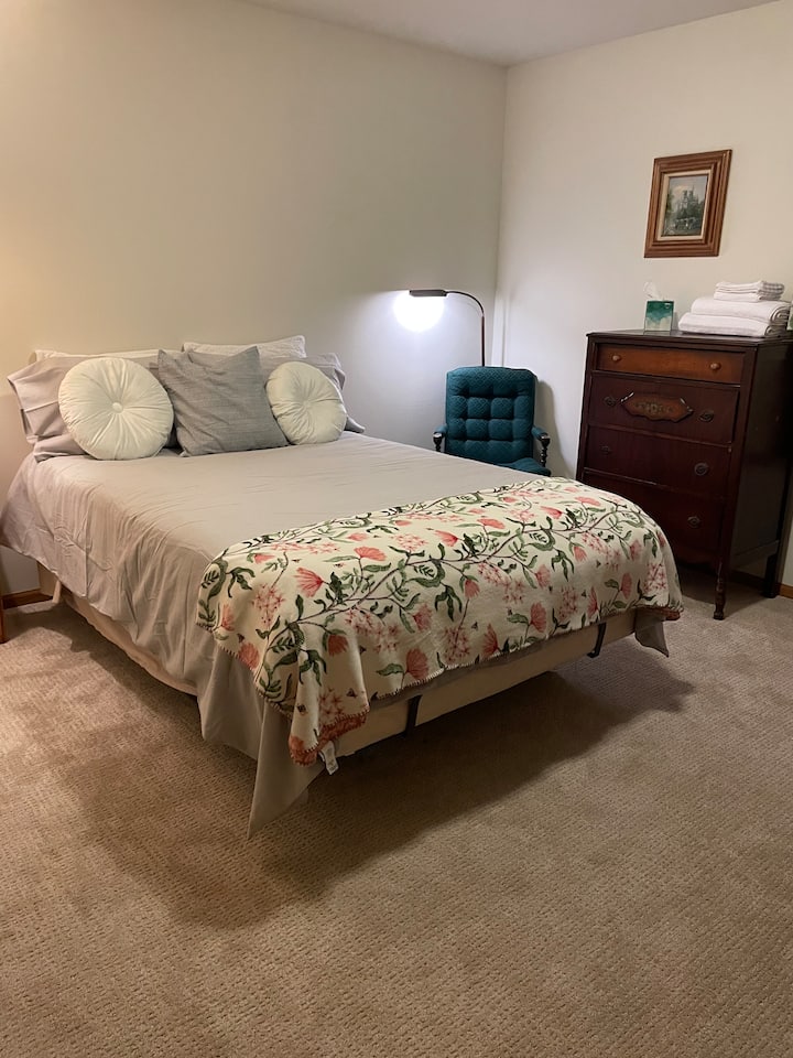 Large Room W/ Private Bath, Safe Area Near Lake - Kenosha, WI