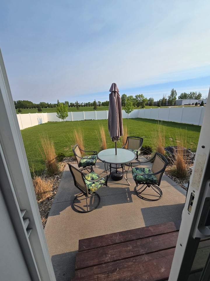 Beautiful Modern Home With Hot Tub & Fenced Yard - Fargo, ND