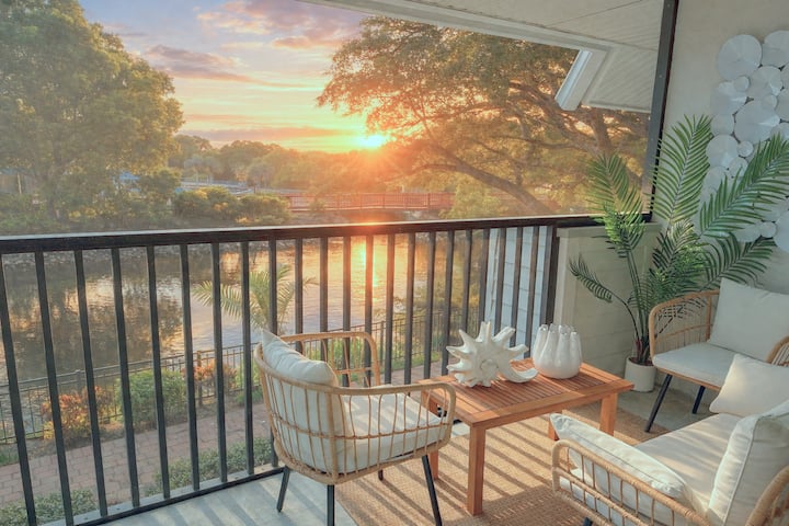 Lakefront | 3min2beach | Breakfast |70" Tvs |Quiet - Naples, FL