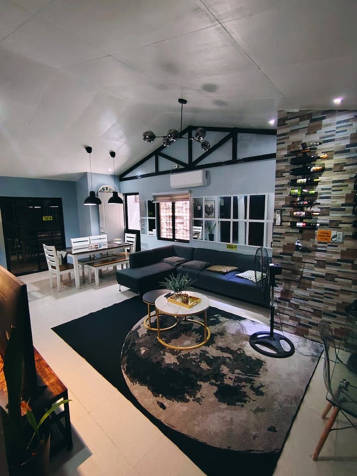 The Entourage - 4 Bedrooms, 10 Beds, 2 Baths, Ac, - Antipolo