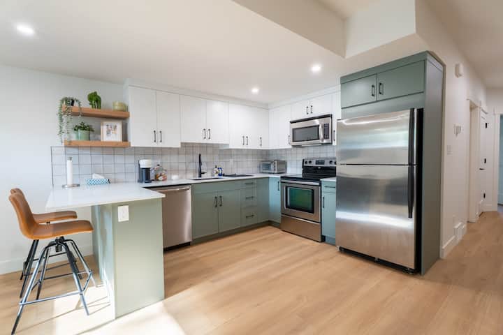 Bright Luxury 2br Suite - カナダ エドモントン
