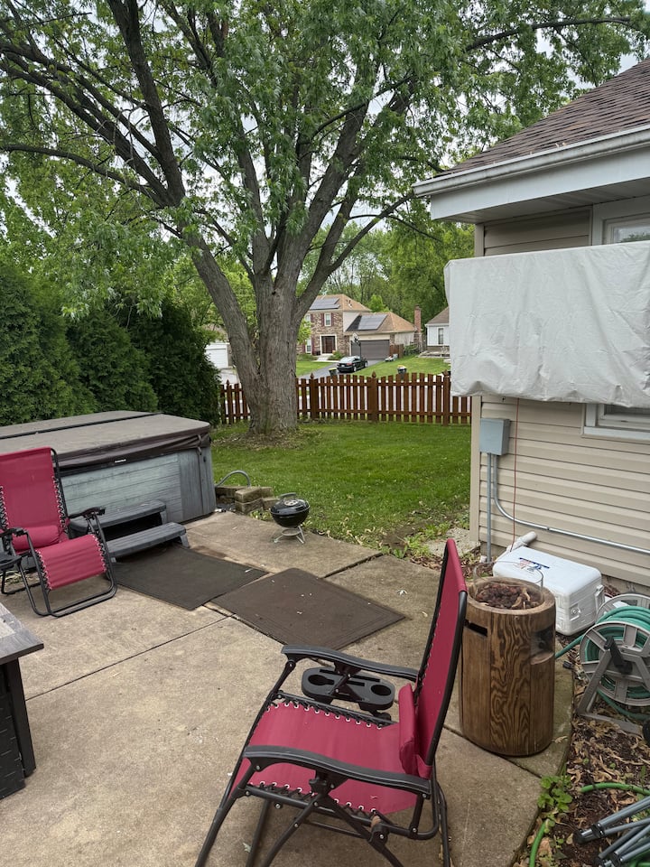 Suburban Retreat W/ Hot Tub - Wheaton, IL
