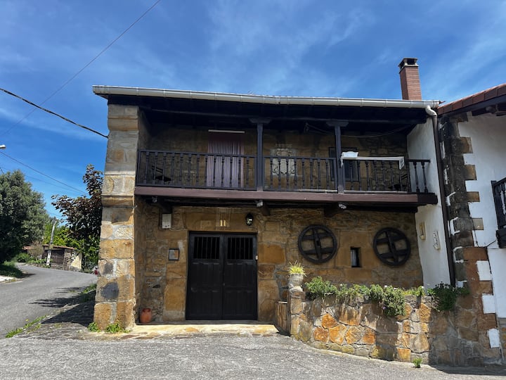 Arbide, Caserío Tradicional Vasco En Carranza - Carranza
