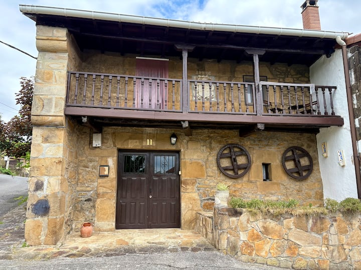 Arbide, Caserío Tradicional Vasco En Carranza - Carranza
