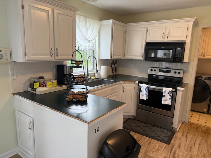 The Nest W/ Jacuzzi & Garage - Independence, MO