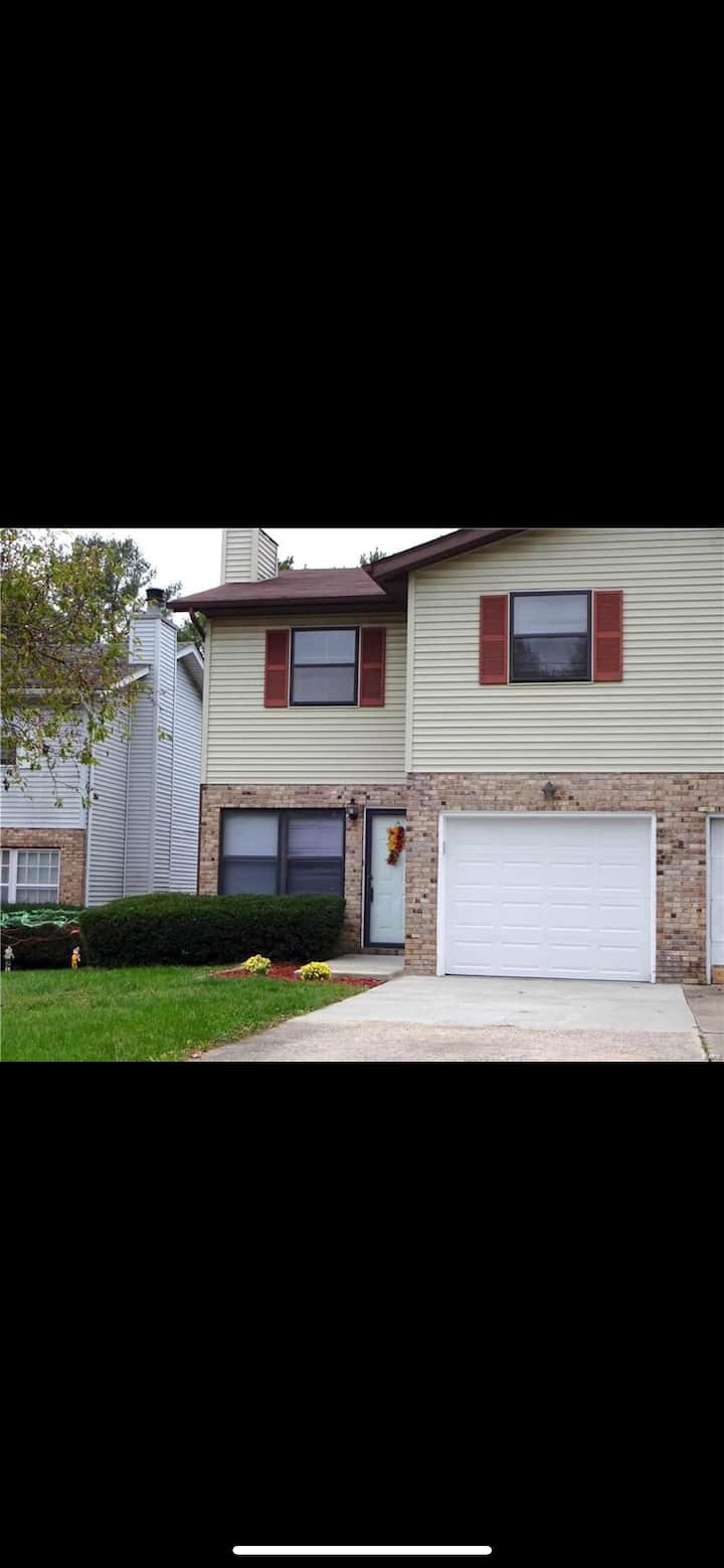 Cozy And Spacious Townhome. - Belleville, IL
