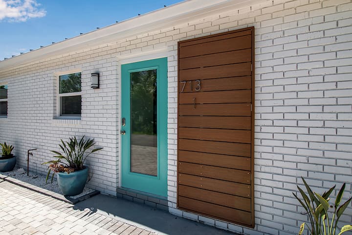 Canal Front, Modern Comforts, Walk To Beach 2/2 - Anna Maria Island, FL