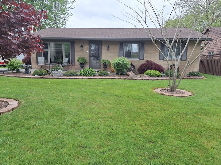 Comfy 2 Bedroom Home Near Town - Leamington