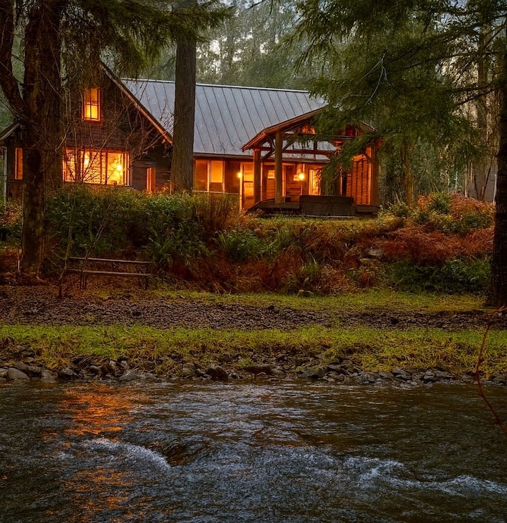 Creekside Cabin @ Mt. Rainier W/ Hot Tub-ev-wifi - アッシュフォード, WA