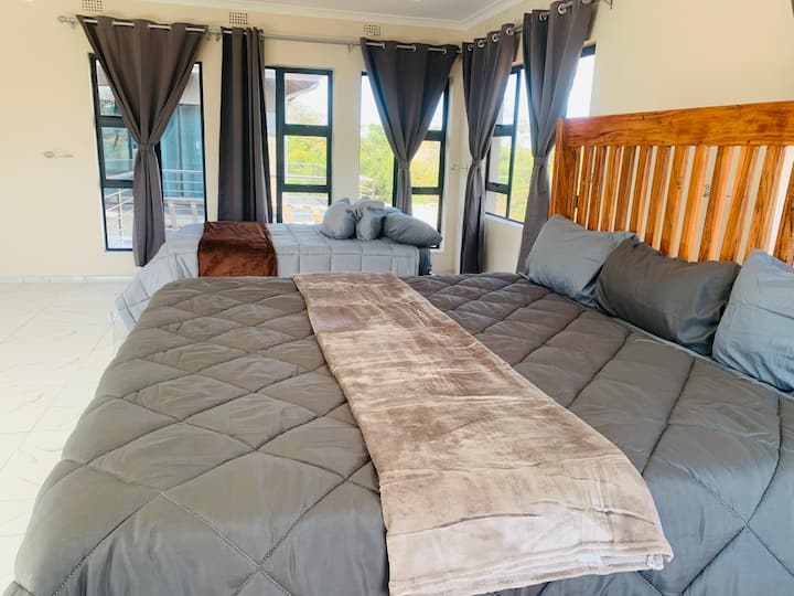 Epic House In The Heart Of Gweru
5 Bedrooms 6 Beds - Zimbabwe