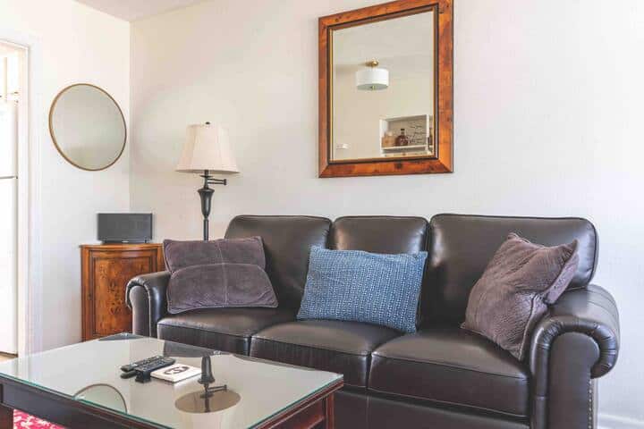 Cozy Kirkwood Getaway•comfy Bed• Garden View - Kirkwood, MO