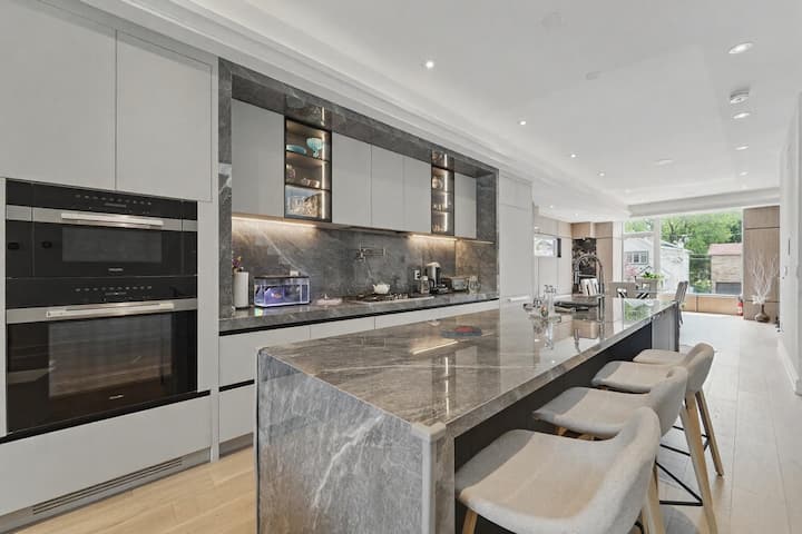 Brand New Luxury House, With 4 Bedrooms,3 Bathroom - Toronto