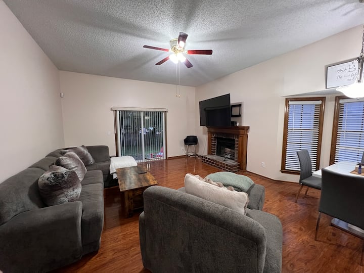 3 Bedroom Home In Overland Park - Overland Park, KS