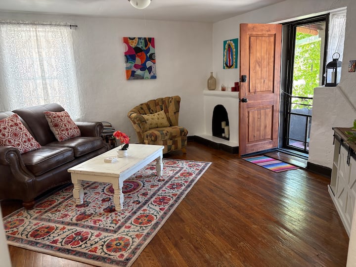 Best Location/pet Friendly/walk To Plaza
King Bed - Santa Fe