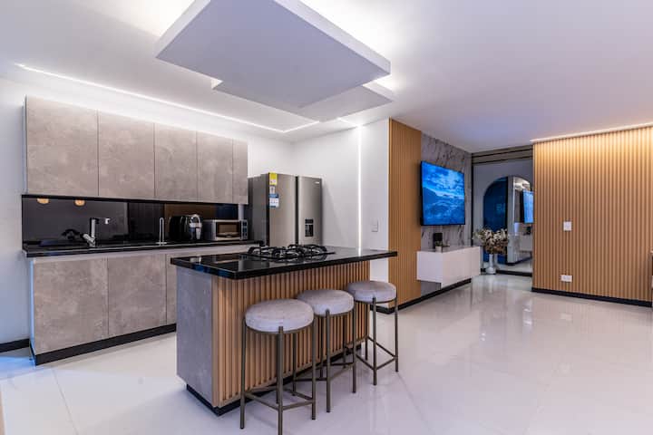 Apartment W/ Ac Throughout & Private Lounge Deck - Medellín