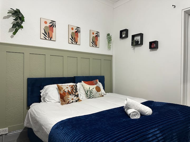 4 Bed House - Garden & Hot Tub - Cardiff