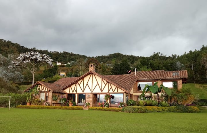 Villa Con Hermosa Vista Y Chimenea En La Ceja - コロンビア
