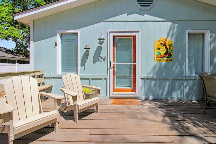 Charming Oak Island Bungalow – Walk To Beach - Oak Island, NC