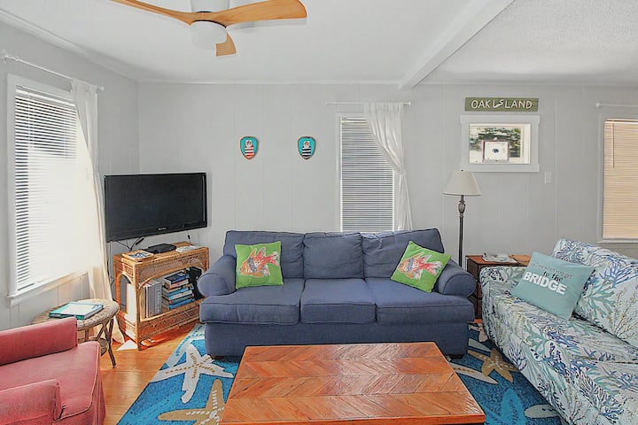 Charming Oak Island Bungalow – Walk To Beach - Oak Island, NC