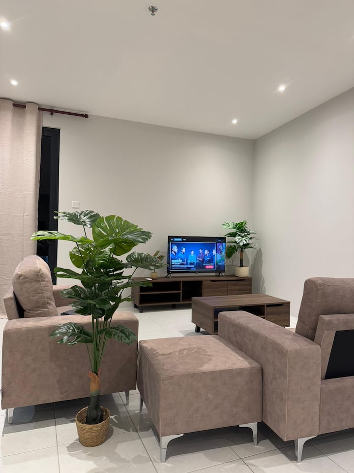 Kch> Nearnorthbank&vivacity 5bed 2 Carpark- Forest - Kuching