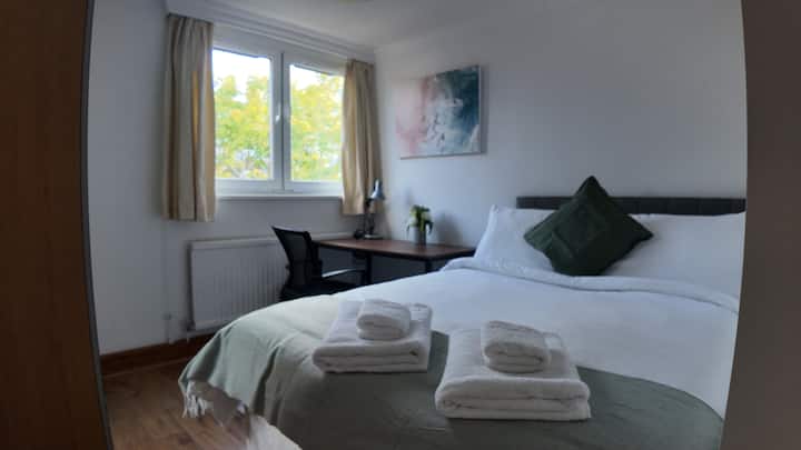 Modern 5-bed, 3-bath Near Tube, River - London