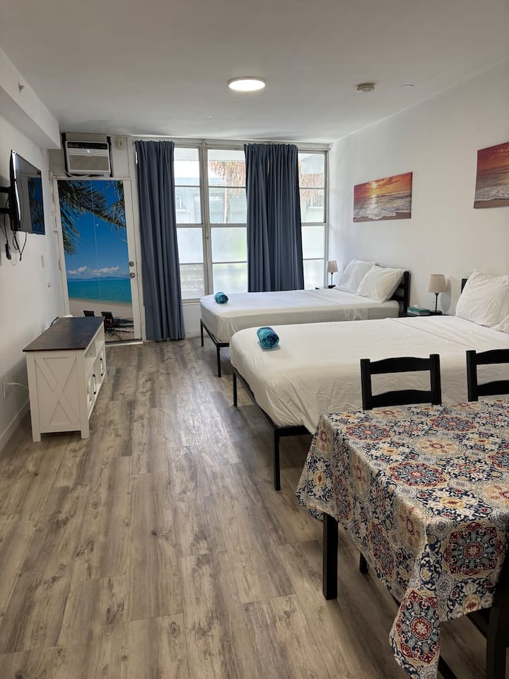 Studio Ocean Drive - Miami Beach, FL