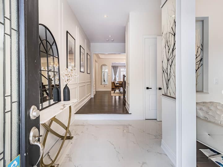 Modern And Spacious Home - Family Friendly - Oakville