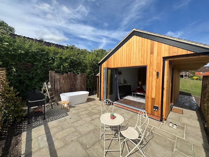 Luxury Cabin With Outdoor Bath, Sauna & Fireplace - Hampshire