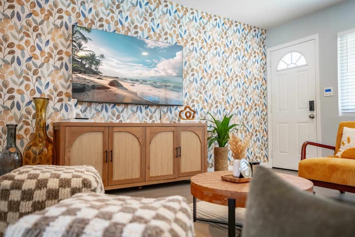 Epic Games & Firepit Hangout In Trendy Large Home - Garden Grove, CA