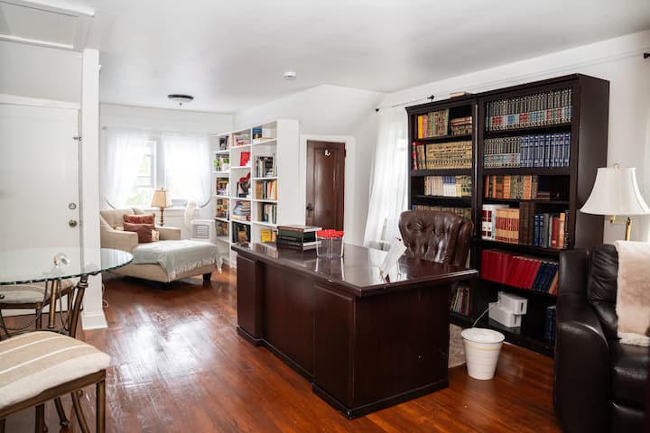 Book Lovers Retreat&writers Den - White Meadow Lake, NJ