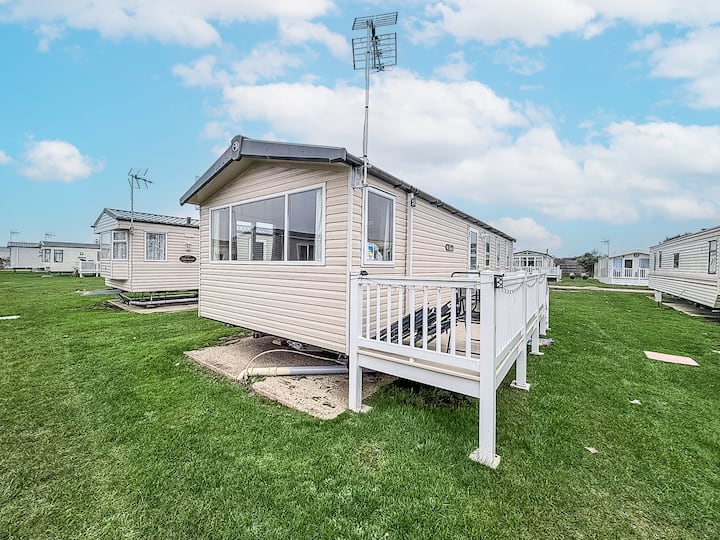 Lovely Caravan In Dovercourt, Essex Ref 44202k - Harwich