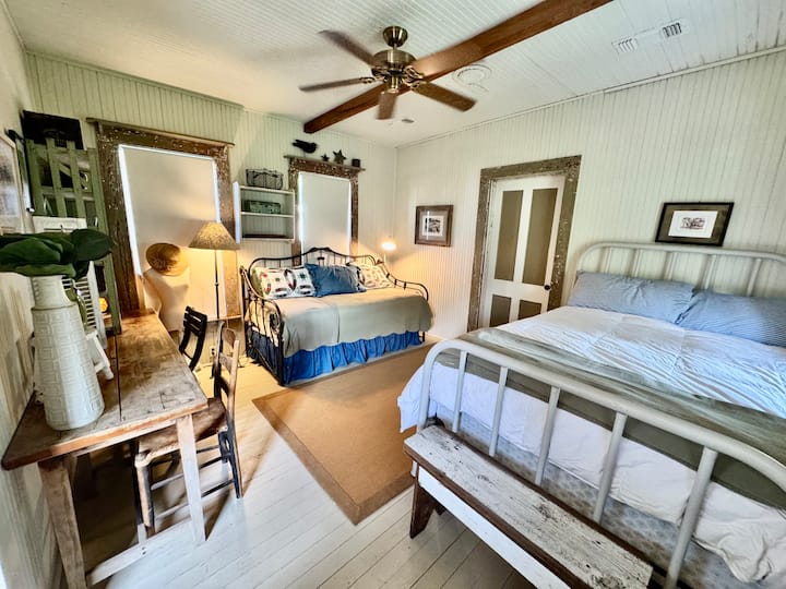 Charming Farmhouse Cottage - New Ulm, TX