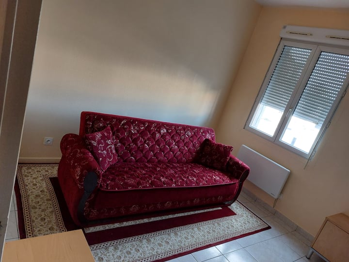 Studio Au Rdc Face Métro Hôpital - Montreuil, France