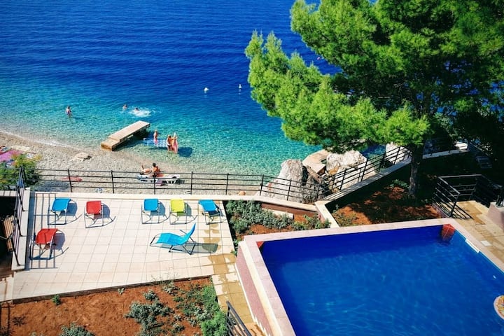 Beachfront Studio With Pool - Omiš