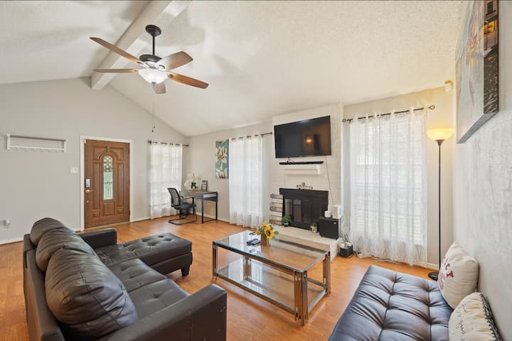 Sugar Land Home – 3 Bedrooms, 4 Beds, 2 Bathrooms - Sugar Land, TX