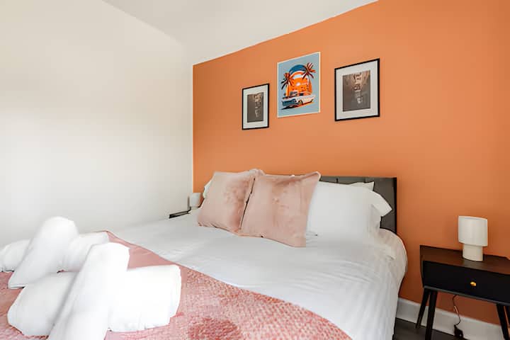 Modern 3br Family Home|gated Driveway & Fast Wi-fi - Altrincham