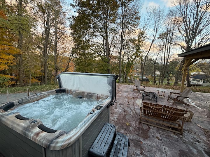 Adirondack Snowmobile Getaway ~ 6br Escape+hot Tub - Gloversville, NY