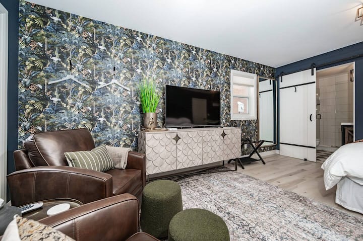 The Velvet Fern: Luxurious Hideaway In Elora - Fergus