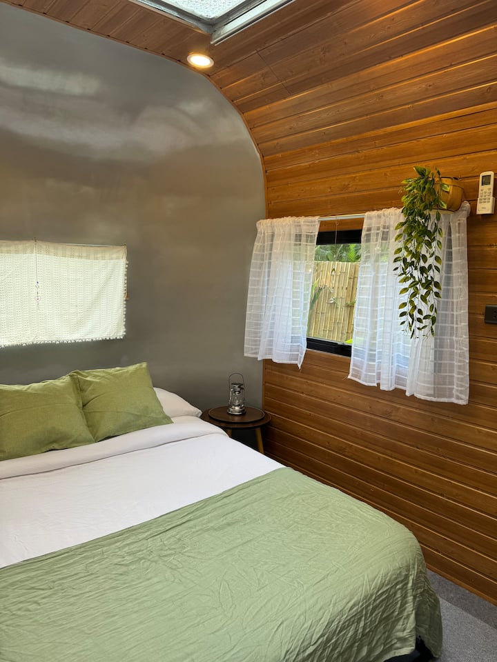 Vintage Trailer Serene Jungle Retreat W Starlink 1 - Filippine