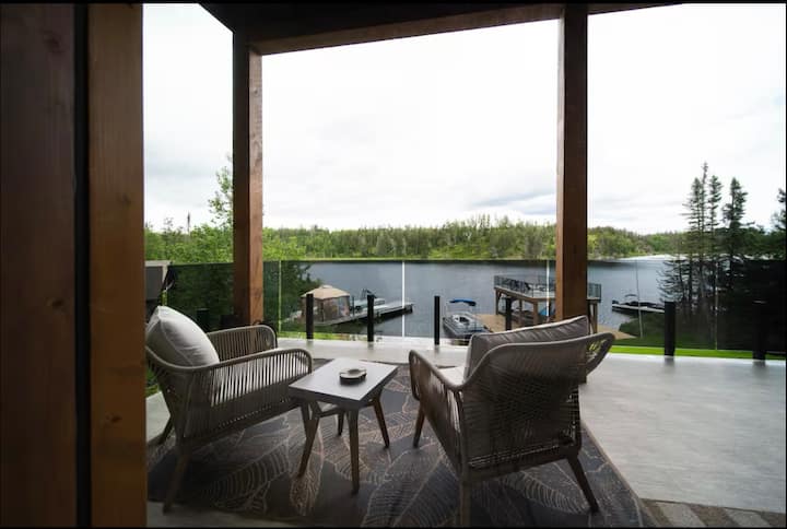 Luxury Cabin: Hot Tub, Fireplace, Snow Trails - Manitoba