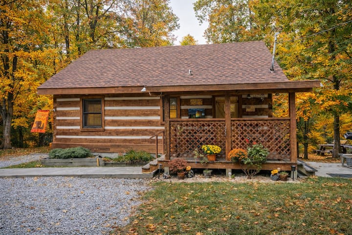 Cozy 2br Cabin! Pet Friendly, Pool, Lake, Hot Tub! - Pigeon Forge, TN