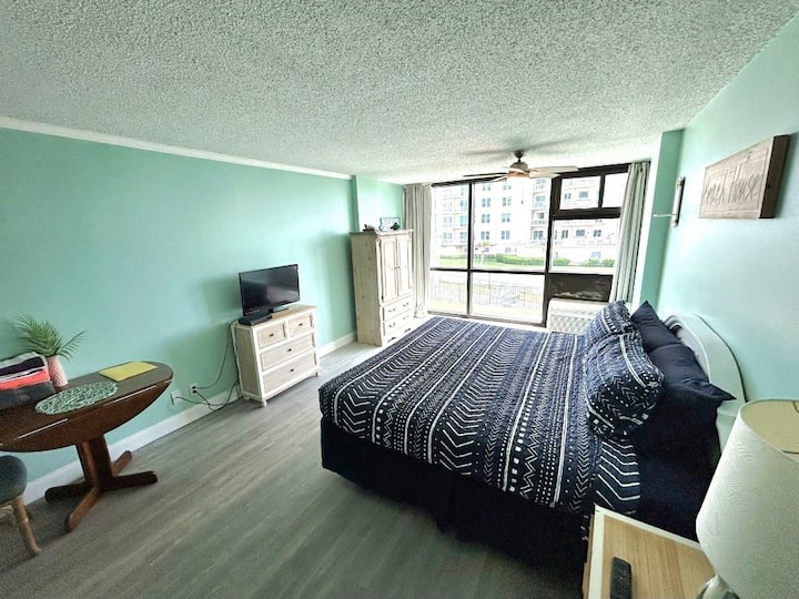 Adjoining Studios W/kitchenettes, Oceanview, Pool - Daytona Beach Shores, FL