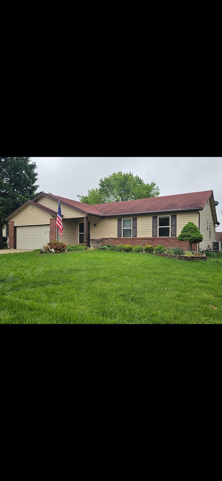 Country Knoll 4/2 With 6 Beds - Chesterfield, MO